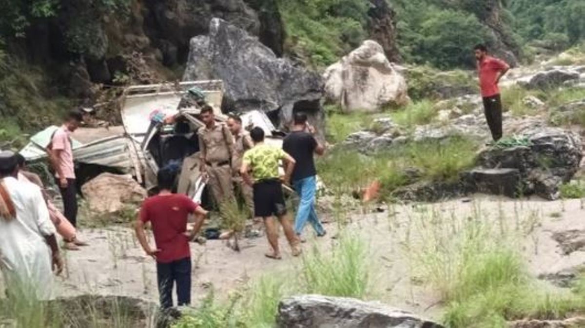 Tiuni: खाई में गिरा उत्तरकाशी से सेब ले जा रहा बोलेरो वाहन, दो लोगों की ...