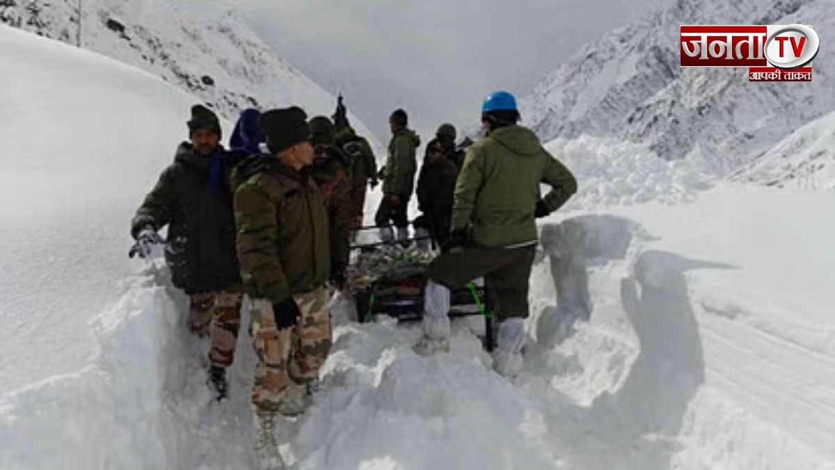 Chamoli News: BRO ने 11 फीट के हिमखंड को काटकर बदरीनाथ हाईवे खोला, अब माणा जाएंगी टीमें